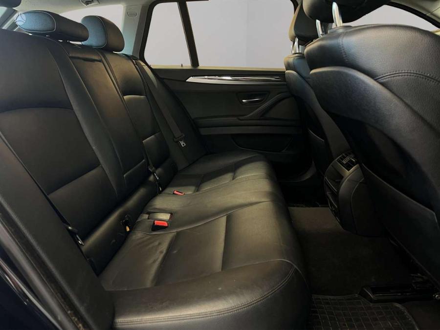 Black BMW 520 2013 in Kaunas, with an engine capacity of 2.00 L and mileage of 306 thousand km for 9999 €, photo 10 on AUTOMOTO.COM.LV