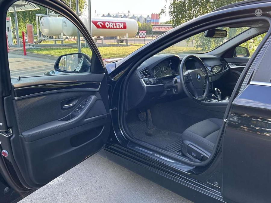 Black BMW 520 2014 in Siauliai, with an engine capacity of 2.00 L and mileage of 265 thousand km for 8400 €, photo 12 on AUTOMOTO.COM.LV