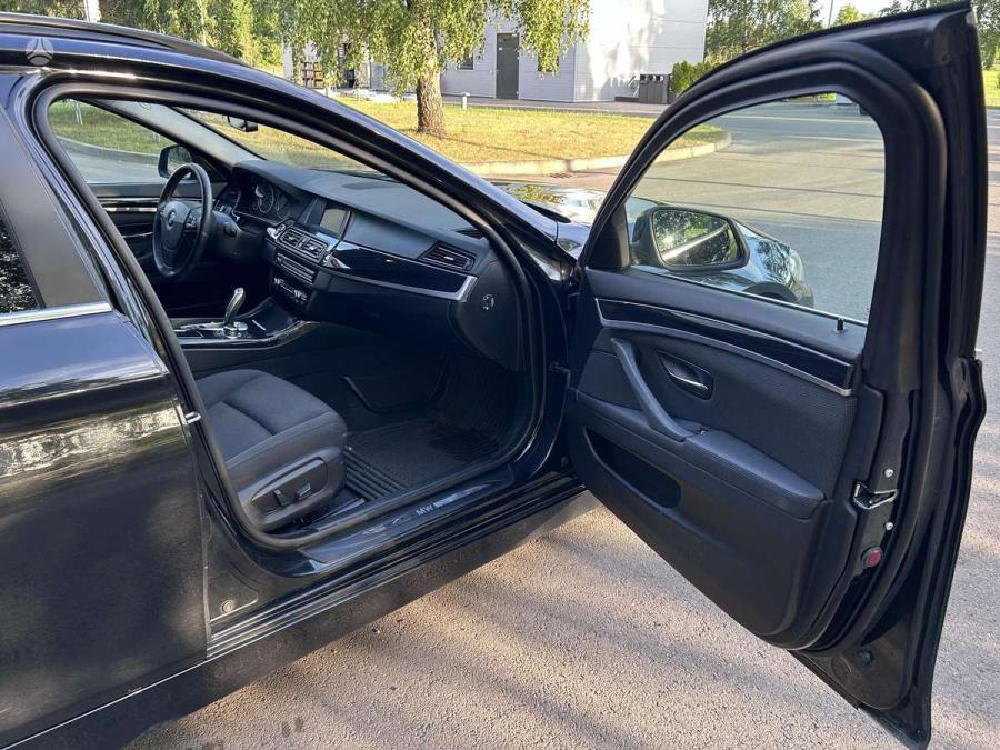Black BMW 520 2014 in Siauliai, with an engine capacity of 2.00 L and mileage of 265 thousand km for 8400 €, photo 15 on AUTOMOTO.COM.LV