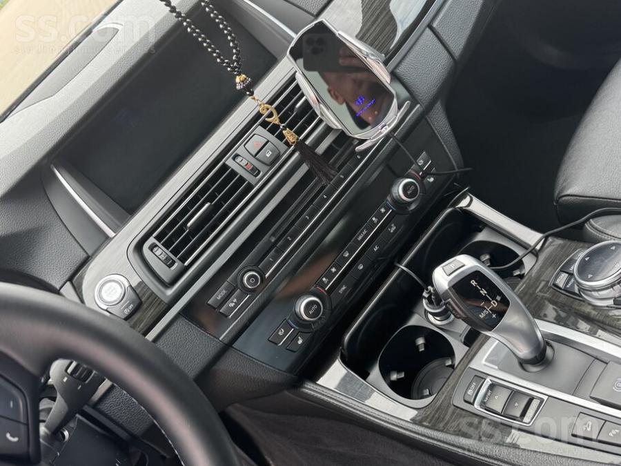 Black BMW 520 2014 in Riga, with an engine capacity of 2.00 L and mileage of 290 thousand km for 12800 €, photo 10 on AUTOMOTO.COM.LV