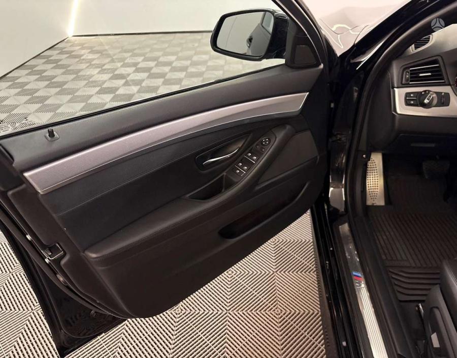 Black BMW 520 2014 in Marijampole, with an engine capacity of 2.00 L and mileage of 267 thousand km for 11500 €, photo 19 on AUTOMOTO.COM.LV