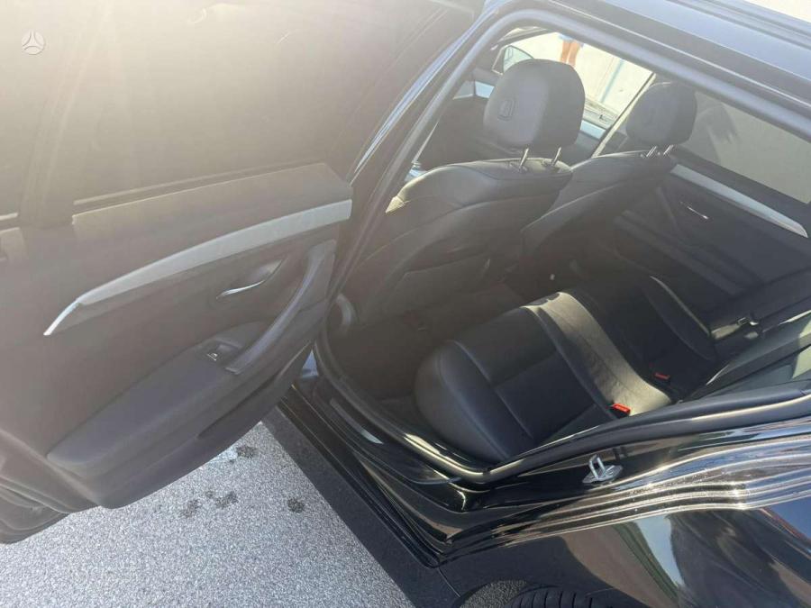 Melns BMW 520 2014 Panevēža, ar dzinēja tilpumu 2.00 L un nobraukumu 338 tūkst. km par 11700 €, foto 19 vietnē AUTOMOTO.COM.LV