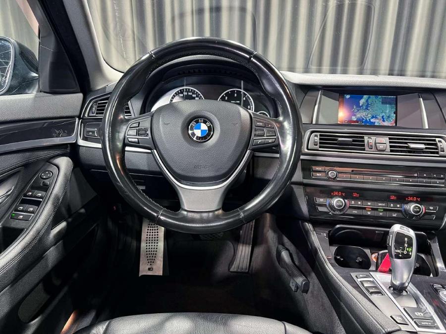 Melns BMW 520 2015 Marijampole, ar dzinēja tilpumu 2.00 L un nobraukumu 270 tūkst. km par 9250 €, foto 16 vietnē AUTOMOTO.COM.LV