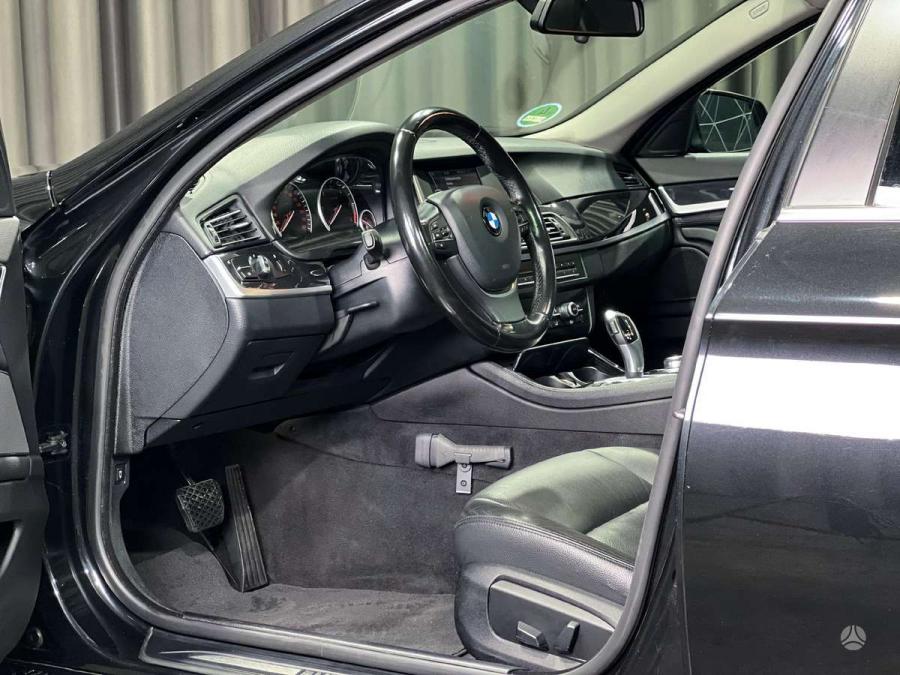 Melns BMW 520 2015 Marijampole, ar dzinēja tilpumu 2.00 L un nobraukumu 270 tūkst. km par 9250 €, foto 19 vietnē AUTOMOTO.COM.LV
