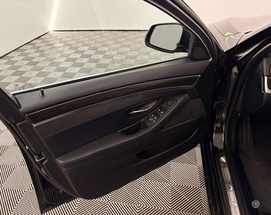 Black BMW 520 2015 in Marijampole, with an engine capacity of 2.00 L and mileage of 270 thousand km for 11750 €, photo 18 on AUTOMOTO.COM.LV