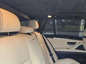 Melns BMW 520 2015 Rīga, ar dzinēja tilpumu 2.00 L un nobraukumu 315 tūkst. km par 11890 €, foto 18 vietnē AUTOMOTO.COM.LV
