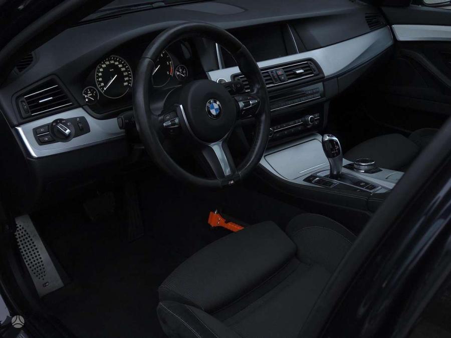 Black BMW 520 2015 in Kaunas, with an engine capacity of 2.00 L and mileage of 300 thousand km for 10999 €, photo 10 on AUTOMOTO.COM.LV
