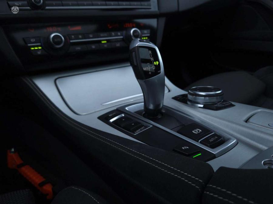 Black BMW 520 2015 in Kaunas, with an engine capacity of 2.00 L and mileage of 300 thousand km for 10999 €, photo 23 on AUTOMOTO.COM.LV