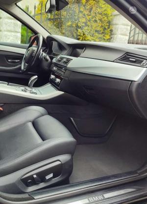 Melns BMW 520 2015 Marijampole, ar dzinēja tilpumu 2.00 L un nobraukumu 320 tūkst. km par 10800 €, foto 23 vietnē AUTOMOTO.COM.LV