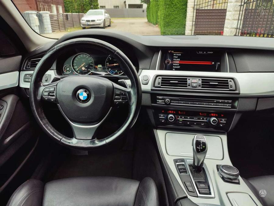 Melns BMW 520 2015 Marijampole, ar dzinēja tilpumu 2.00 L un nobraukumu 320 tūkst. km par 10800 €, foto 25 vietnē AUTOMOTO.COM.LV