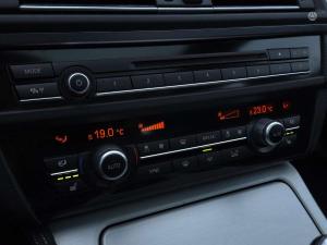 Black BMW 520 2015 in Kaunas, with an engine capacity of 2.00 L and mileage of 300 thousand km for 10999 €, photo 17 on AUTOMOTO.COM.LV