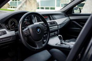 Black BMW 520 2015 in Vilnius, with an engine capacity of 2.00 L and mileage of 275 thousand km for 11399 €, photo 13 on AUTOMOTO.COM.LV