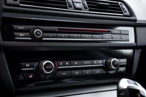 Black BMW 520 2015 in Vilnius, with an engine capacity of 2.00 L and mileage of 275 thousand km for 11399 €, photo 22 on AUTOMOTO.COM.LV