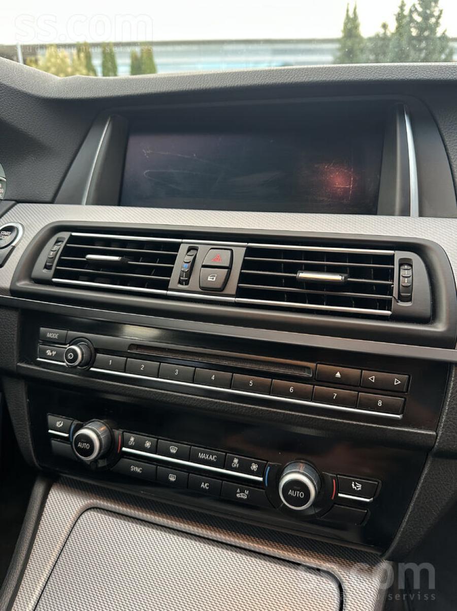 Black BMW 520 2015 in Riga, with an engine capacity of 2.00 L and mileage of 318 thousand km for 11750 €, photo 15 on AUTOMOTO.COM.LV