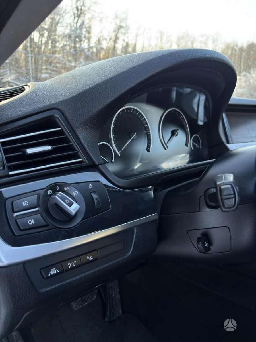 Melns BMW 520 2016 Elektrėnai, ar dzinēja tilpumu 2.00 L un nobraukumu 293 tūkst. km par 11800 €, foto 12 vietnē AUTOMOTO.COM.LV