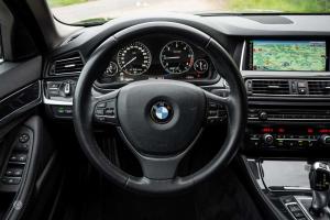 Melns BMW 520 2016 Elektrėnai, ar dzinēja tilpumu 2.00 L un nobraukumu 240 tūkst. km par 11500 €, foto 19 vietnē AUTOMOTO.COM.LV
