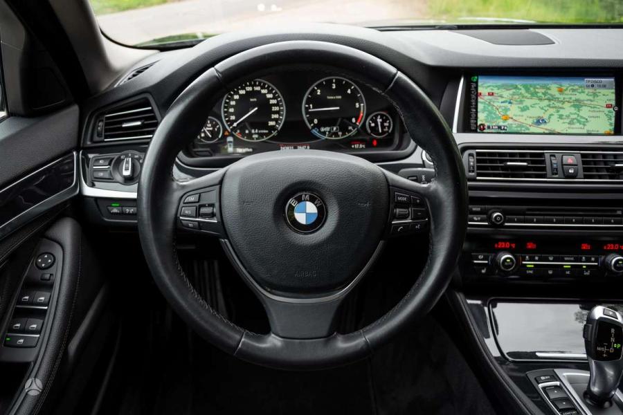 Melns BMW 520 2016 Elektrėnai, ar dzinēja tilpumu 2.00 L un nobraukumu 240 tūkst. km par 11500 €, foto 19 vietnē AUTOMOTO.COM.LV