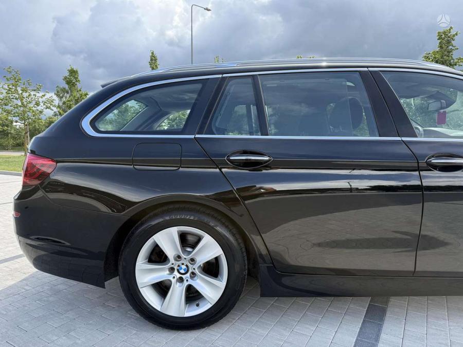 Black BMW 520 2016 in Siauliai, with an engine capacity of 2.00 L and mileage of 299 thousand km for 10950 €, photo 16 on AUTOMOTO.COM.LV