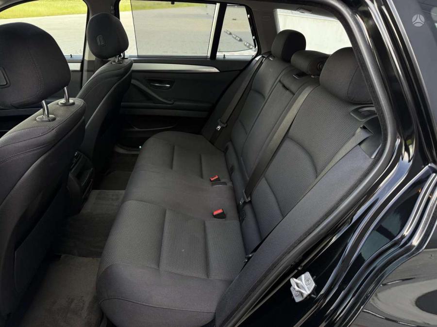 Black BMW 520 2016 in Siauliai, with an engine capacity of 2.00 L and mileage of 299 thousand km for 10950 €, photo 26 on AUTOMOTO.COM.LV
