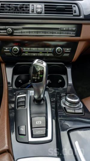 Black BMW 520 2016 in Riga, with an engine capacity of 2.00 L and mileage of 268 thousand km for 10590 €, photo 16 on AUTOMOTO.COM.LV