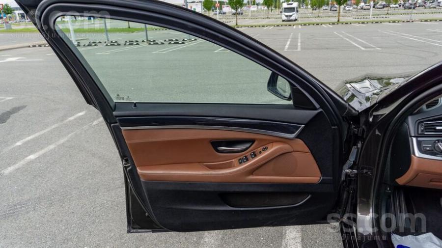 Black BMW 520 2016 in Riga, with an engine capacity of 2.00 L and mileage of 268 thousand km for 10590 €, photo 26 on AUTOMOTO.COM.LV