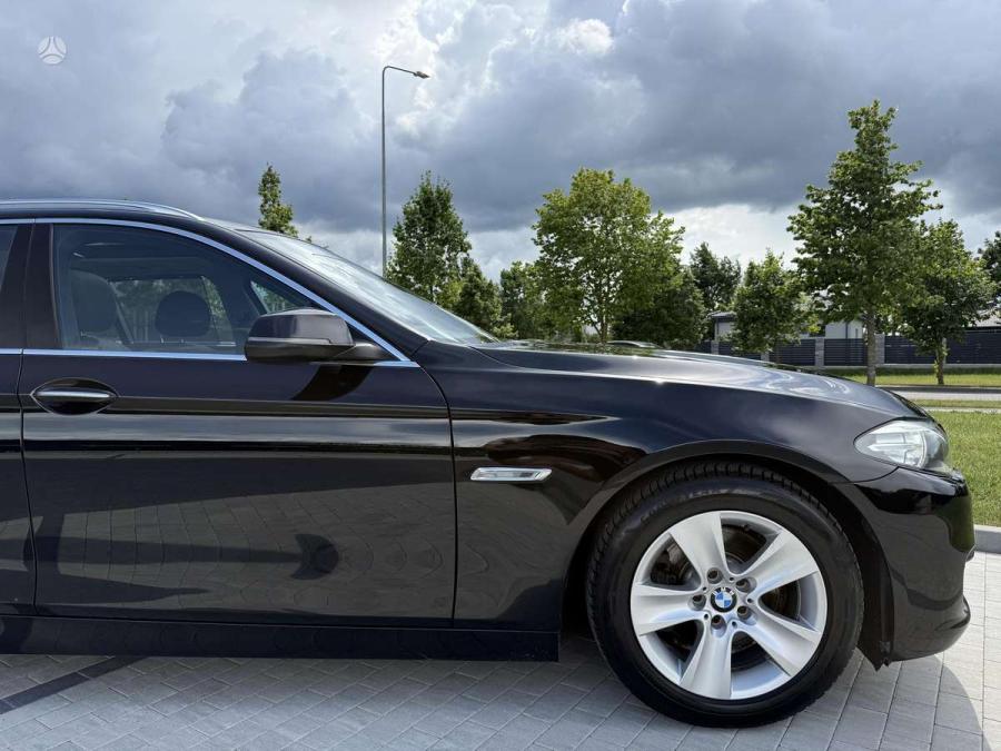 Black BMW 520 2016 in Siauliai, with an engine capacity of 2.00 L and mileage of 299 thousand km for 10950 €, photo 17 on AUTOMOTO.COM.LV