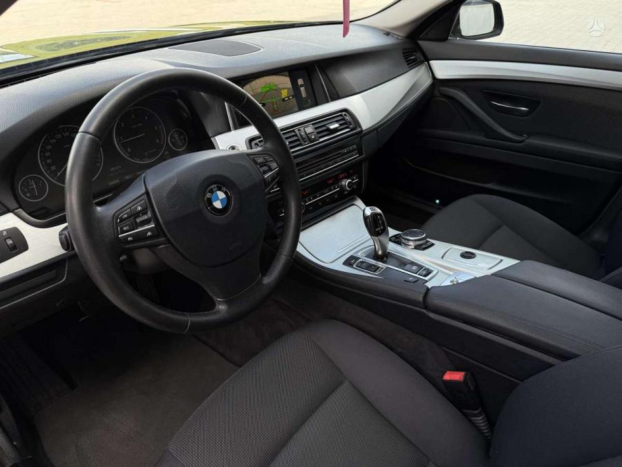Black BMW 520 2016 in Siauliai, with an engine capacity of 2.00 L and mileage of 299 thousand km for 10950 €, photo 19 on AUTOMOTO.COM.LV