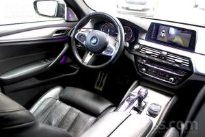 Black BMW 520 2017 in Riga, with an engine capacity of 2.00 L and mileage of 284 thousand km for 18900 €, photo 6 on AUTOMOTO.COM.LV