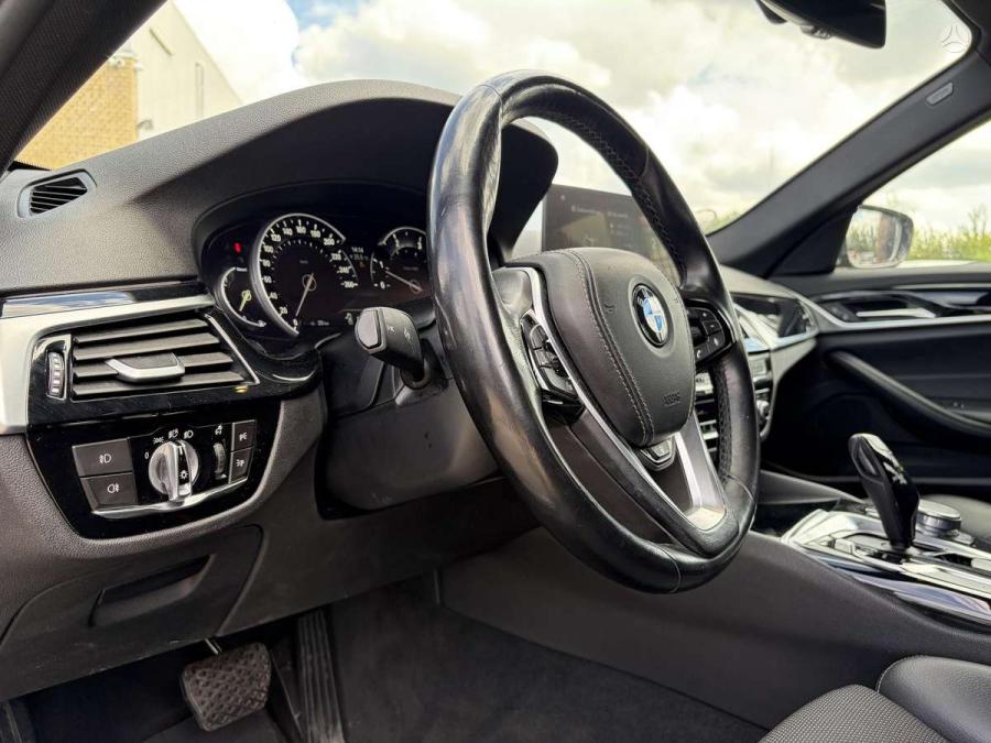 Black BMW 520 2017 in Vilnius, with an engine capacity of 2.00 L and mileage of 199 thousand km for 16899 €, photo 7 on AUTOMOTO.COM.LV