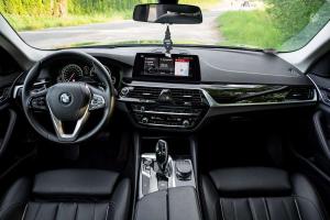Black BMW 520 2017 in Elektrenai, with an engine capacity of 2.00 L and mileage of 222 thousand km for 17800 €, photo 17 on AUTOMOTO.COM.LV