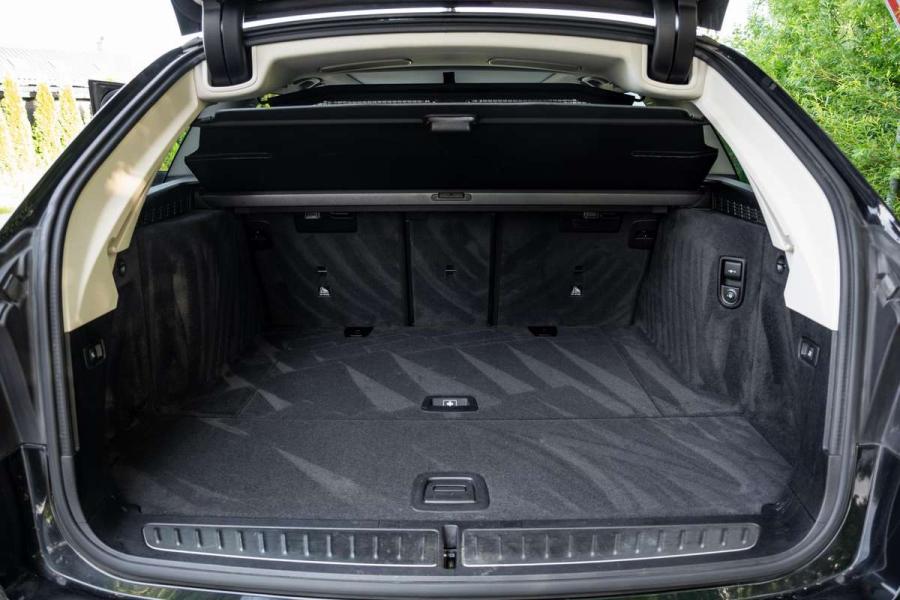 Black BMW 520 2017 in Elektrenai, with an engine capacity of 2.00 L and mileage of 222 thousand km for 17800 €, photo 31 on AUTOMOTO.COM.LV