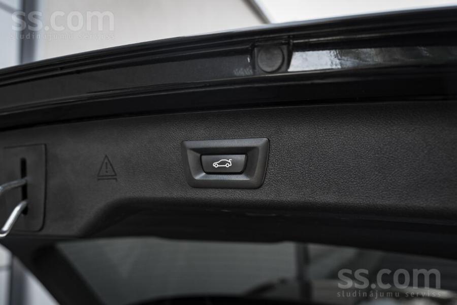 Black BMW 520 2017 in Riga, with an engine capacity of 2.00 L and mileage of 269 thousand km for 14995 €, photo 8 on AUTOMOTO.COM.LV