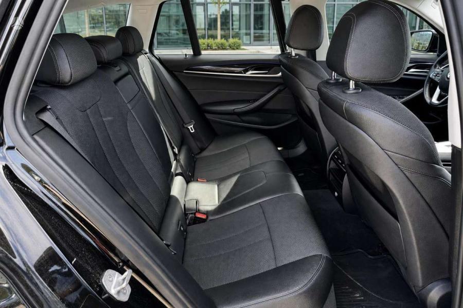 Black BMW 520 2017 in Vilnius, with an engine capacity of 2.00 L and mileage of 207 thousand km for 17500 €, photo 13 on AUTOMOTO.COM.LV
