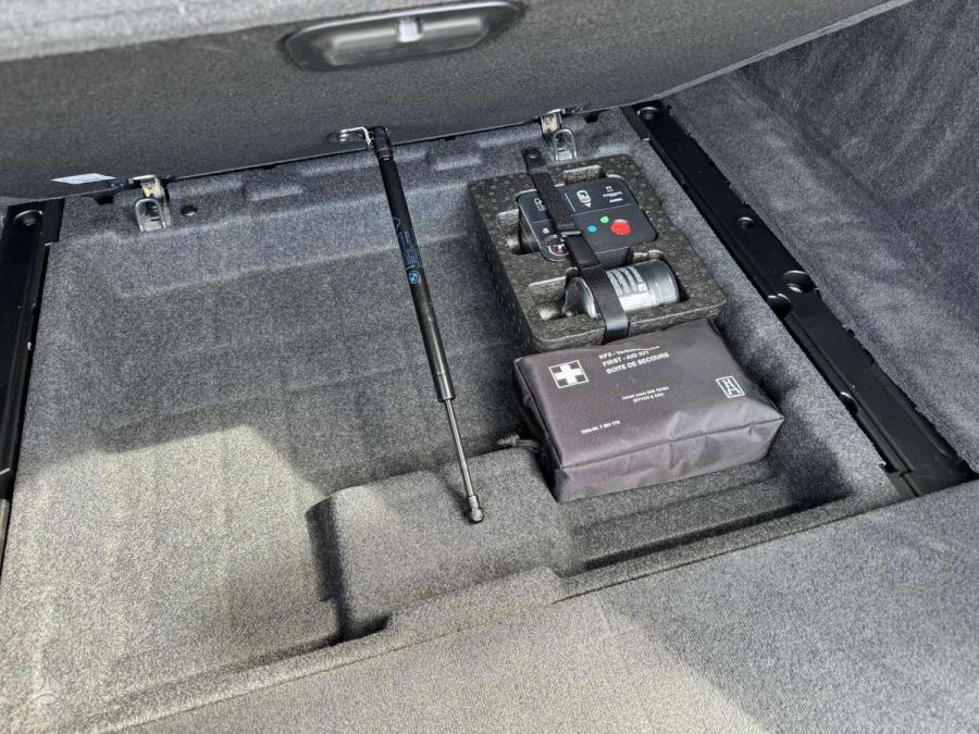 Black BMW 520 2017 in Vilnius, with an engine capacity of 2.00 L and mileage of 207 thousand km for 17500 €, photo 27 on AUTOMOTO.COM.LV