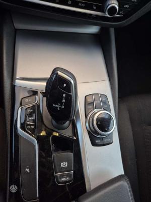 Black BMW 520 2017 in Vilnius, with an engine capacity of 2.00 L and mileage of 248 thousand km for 15999 €, photo 9 on AUTOMOTO.COM.LV