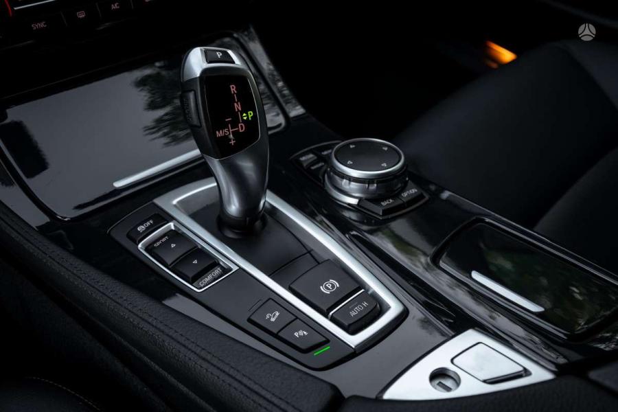 Black BMW 520 2017 in Elektrenai, with an engine capacity of 2.00 L and mileage of 290 thousand km for 9600 €, photo 23 on AUTOMOTO.COM.LV