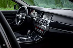 Black BMW 520 2017 in Elektrenai, with an engine capacity of 2.00 L and mileage of 290 thousand km for 9600 €, photo 24 on AUTOMOTO.COM.LV