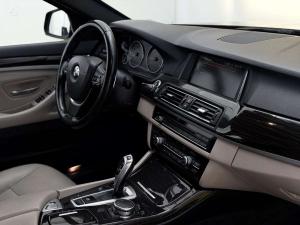 Black BMW 520 2017 in Vilnius, with an engine capacity of 2.00 L and mileage of 334 thousand km for 10500 €, photo 17 on AUTOMOTO.COM.LV