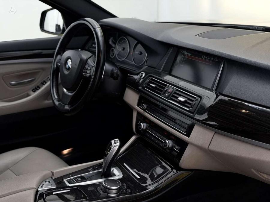 Black BMW 520 2017 in Vilnius, with an engine capacity of 2.00 L and mileage of 334 thousand km for 10500 €, photo 17 on AUTOMOTO.COM.LV