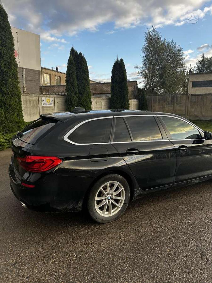 Melns BMW 520 2018 Elektrėnai, ar dzinēja tilpumu 2.00 L un nobraukumu 210 tūkst. km par 15900 €, foto 4 vietnē AUTOMOTO.COM.LV