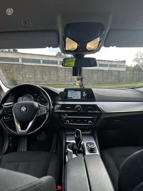 Black BMW 520 2018 in Elektrenai, with an engine capacity of 2.00 L and mileage of 210 thousand km for 15900 €, photo 9 on AUTOMOTO.COM.LV