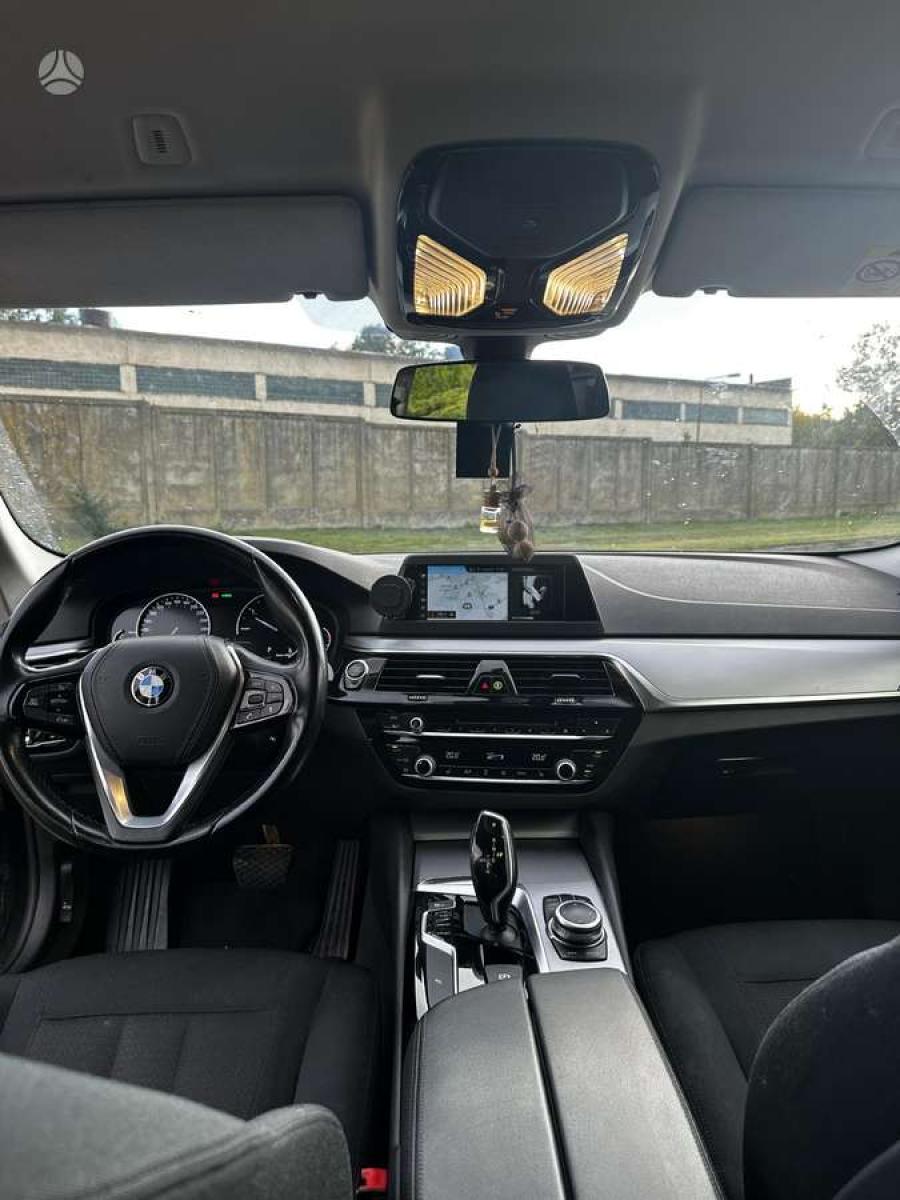Melns BMW 520 2018 Elektrėnai, ar dzinēja tilpumu 2.00 L un nobraukumu 210 tūkst. km par 15900 €, foto 9 vietnē AUTOMOTO.COM.LV