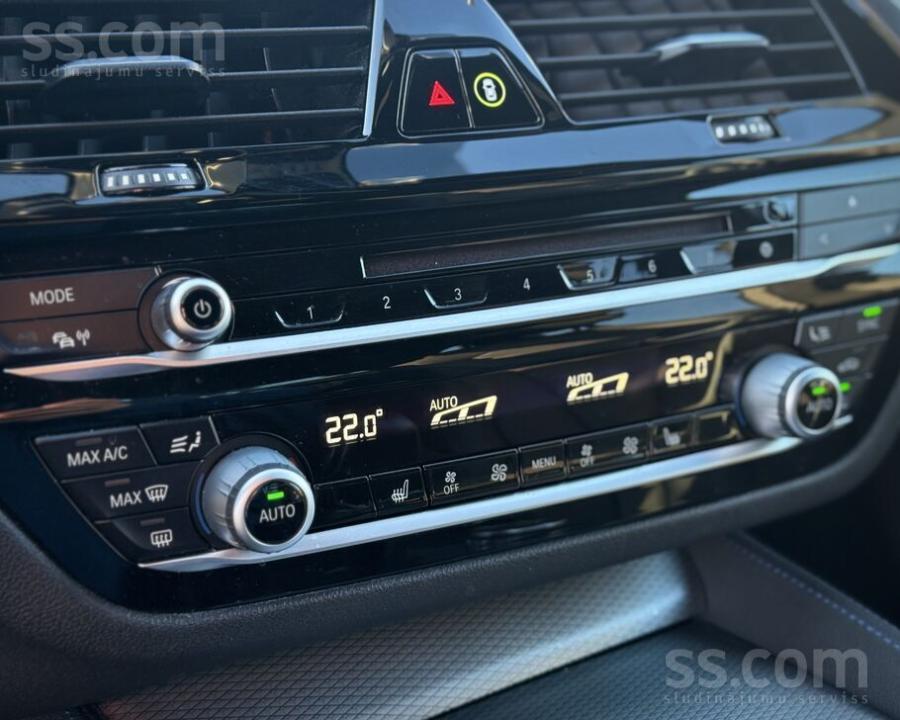 Black BMW 520 2018 in Riga, with an engine capacity of 2.00 L and mileage of 252 thousand km for 16450 €, photo 10 on AUTOMOTO.COM.LV