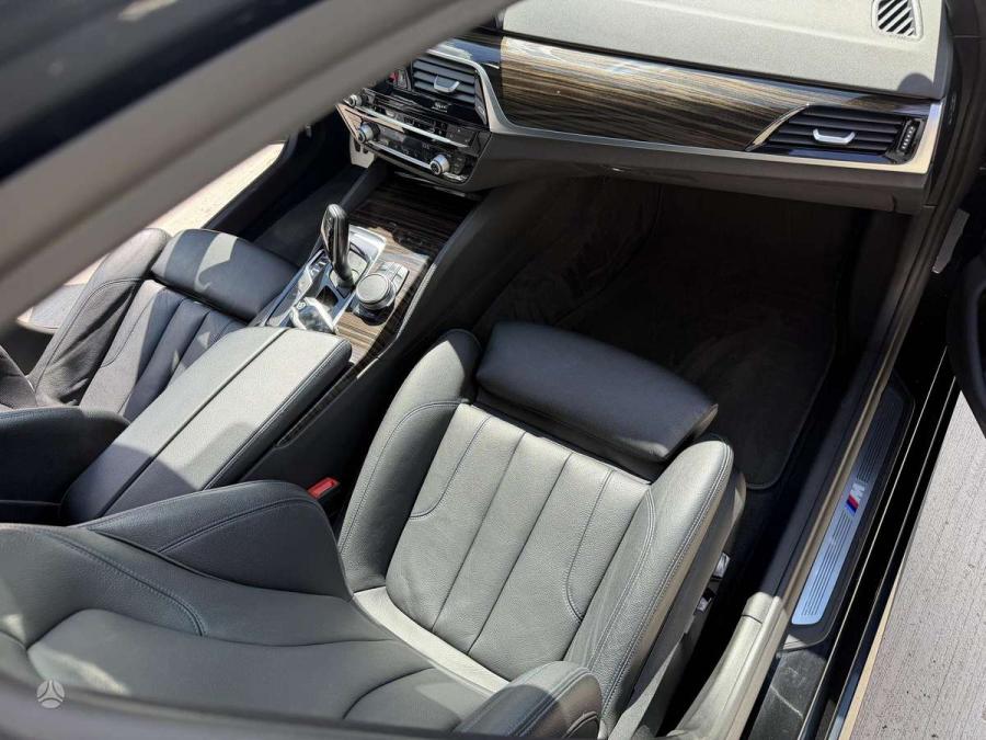 Black BMW 520 2018 in Utena, with an engine capacity of 2.00 L and mileage of 188 thousand km for 18900 €, photo 11 on AUTOMOTO.COM.LV