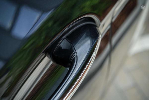 Black BMW 520 2018 in Kaunas, with an engine capacity of 2.00 L and mileage of 193 thousand km for 18450 €, photo 7 on AUTOMOTO.COM.LV