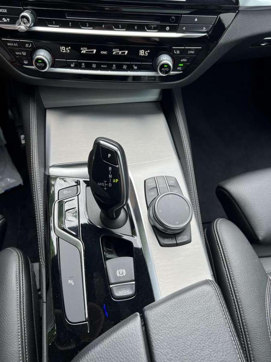 Black BMW 520 2018 in Kaunas, with an engine capacity of 2.00 L and mileage of 200 thousand km for 18750 €, photo 19 on AUTOMOTO.COM.LV