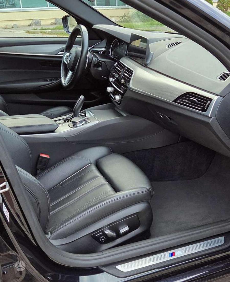 Melns BMW 520 2018 Elektrėnai, ar dzinēja tilpumu 2.00 L un nobraukumu 306 tūkst. km par 16900 €, foto 24 vietnē AUTOMOTO.COM.LV