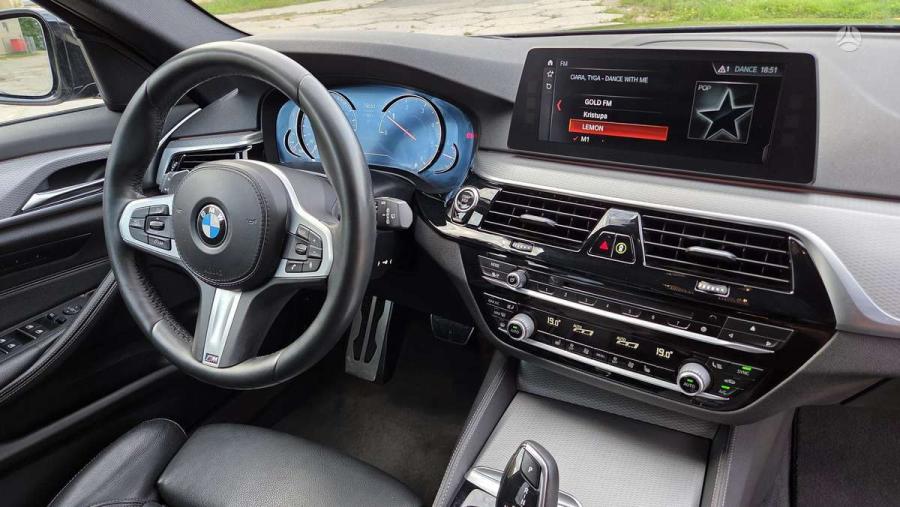 Melns BMW 520 2018 Elektrėnai, ar dzinēja tilpumu 2.00 L un nobraukumu 306 tūkst. km par 16900 €, foto 32 vietnē AUTOMOTO.COM.LV
