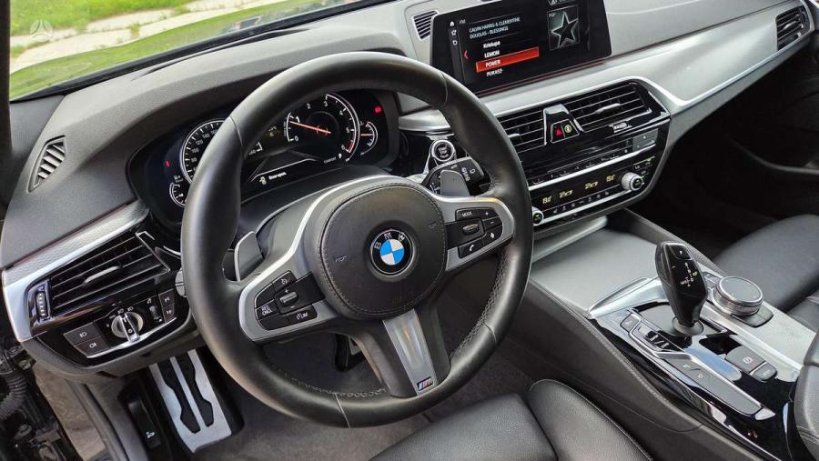 Melns BMW 520 2018 Elektrėnai, ar dzinēja tilpumu 2.00 L un nobraukumu 306 tūkst. km par 16900 €, foto 33 vietnē AUTOMOTO.COM.LV