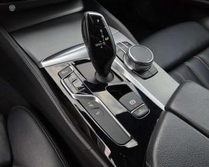 Melns BMW 520 2018 Elektrėnai, ar dzinēja tilpumu 2.00 L un nobraukumu 306 tūkst. km par 16900 €, foto 36 vietnē AUTOMOTO.COM.LV